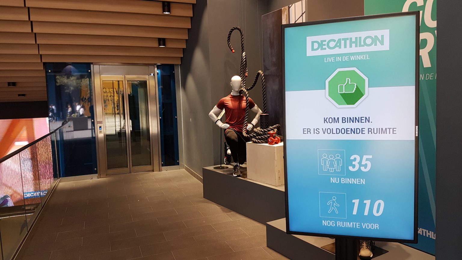 STORE COUNTER DECATHLON | ZetaDisplay